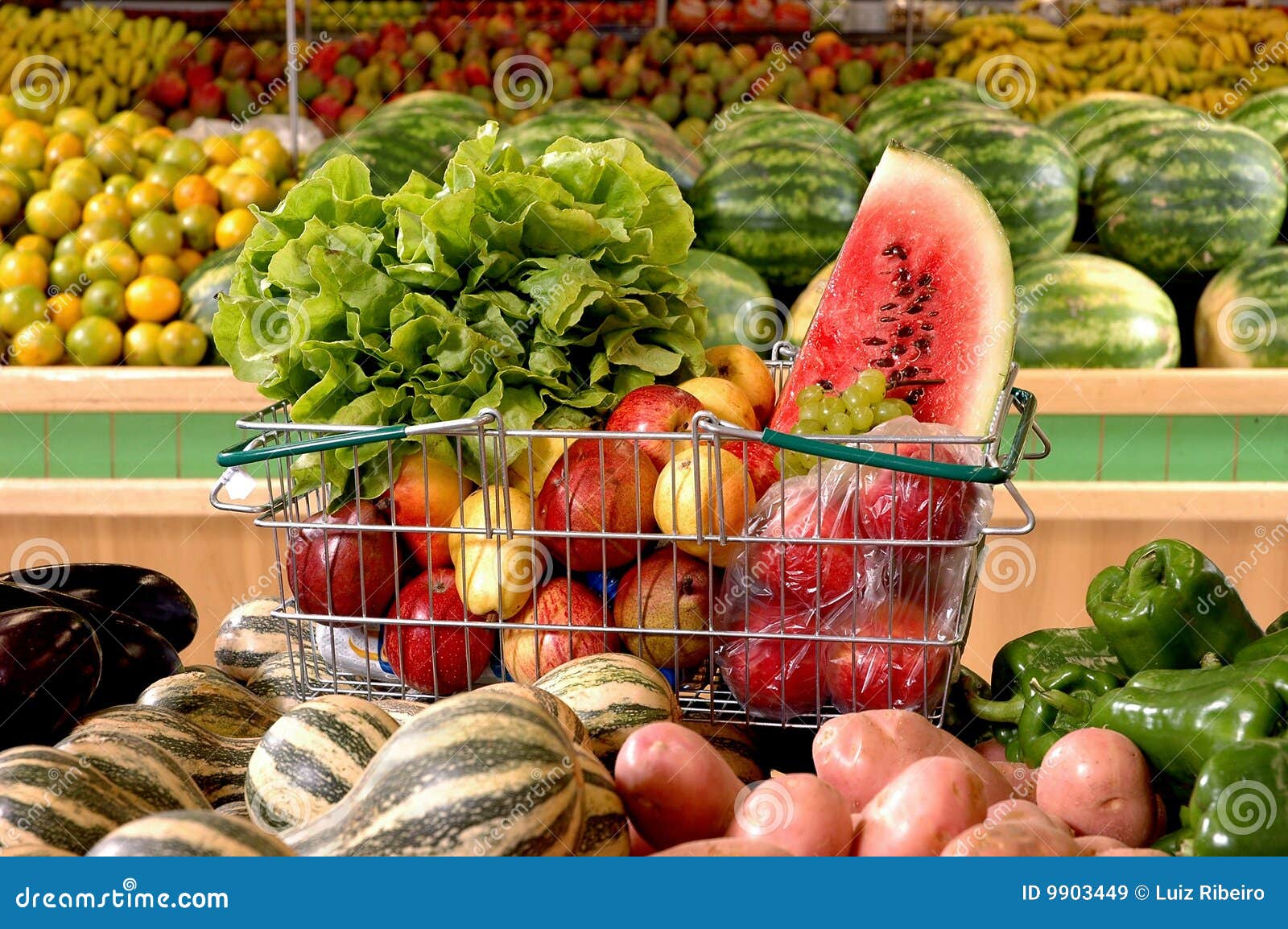 Supermercato immagine stock. Immagine di lattuga, banane - 9903449