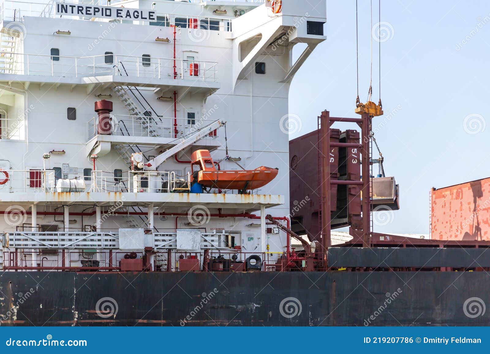 Superstructure for Housing and Control of a Cargo Ship Docked at the ...