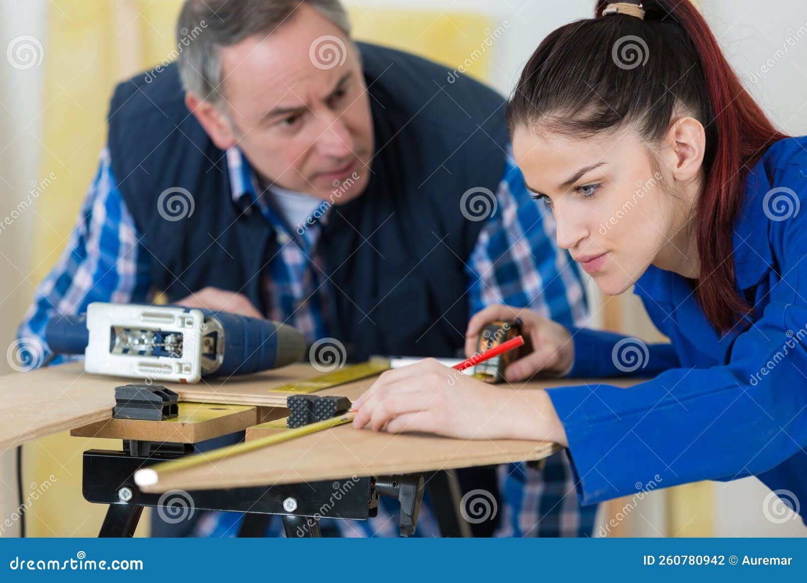 Supervisor Reprendiendo a Carpintero Foto de archivo - Imagen de ...