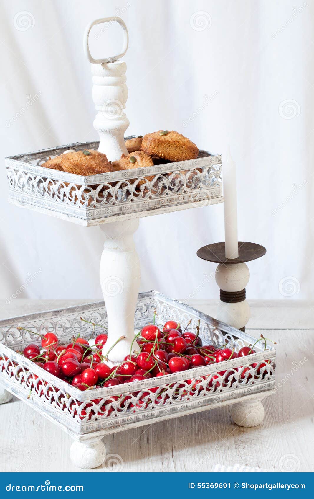 Support De Biscuit Avec Des Cerises Image stock - Image du été, cerises: 55369691