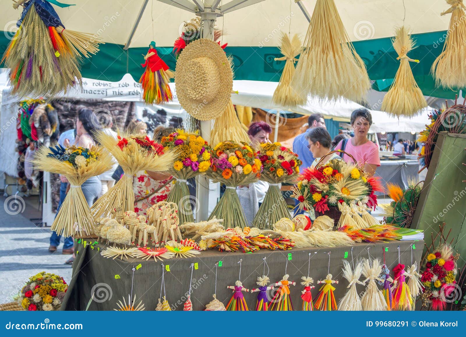 Support Marchand Avec Des Produits De Paille Photo éditorial - Image du ...
