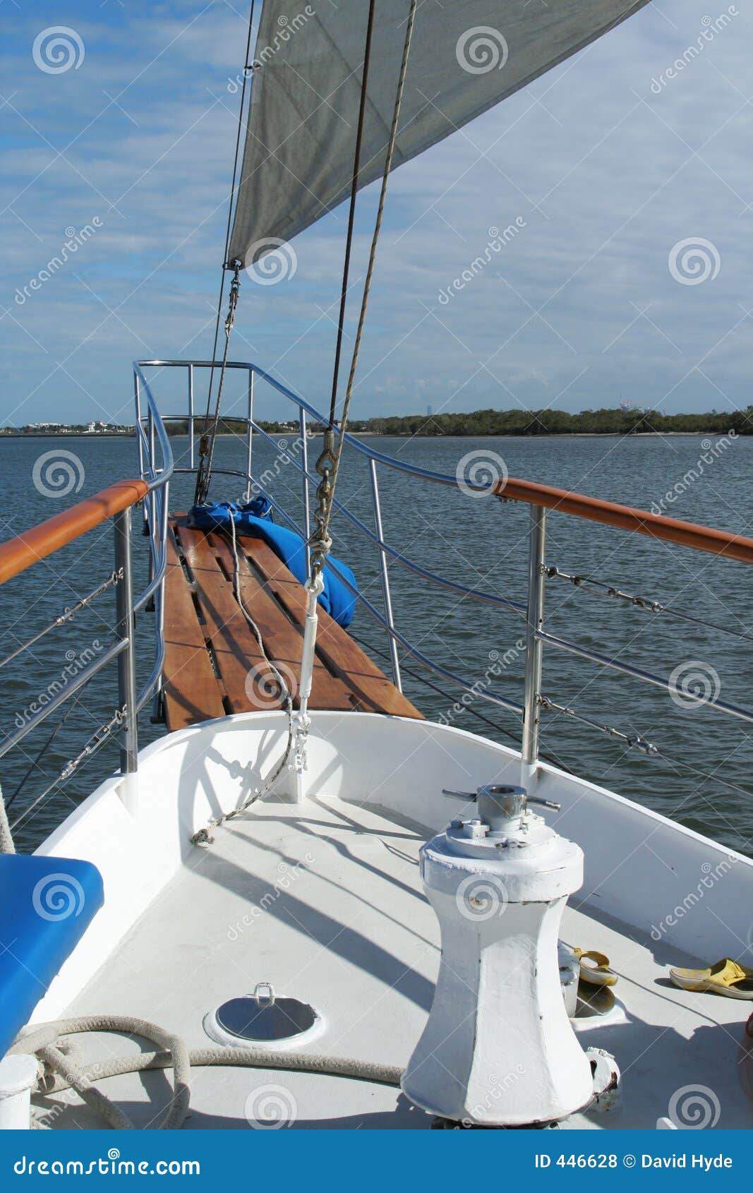 Sur La Proue D'un Bateau Grand Photo stock - Image du bleu, barre: 446628