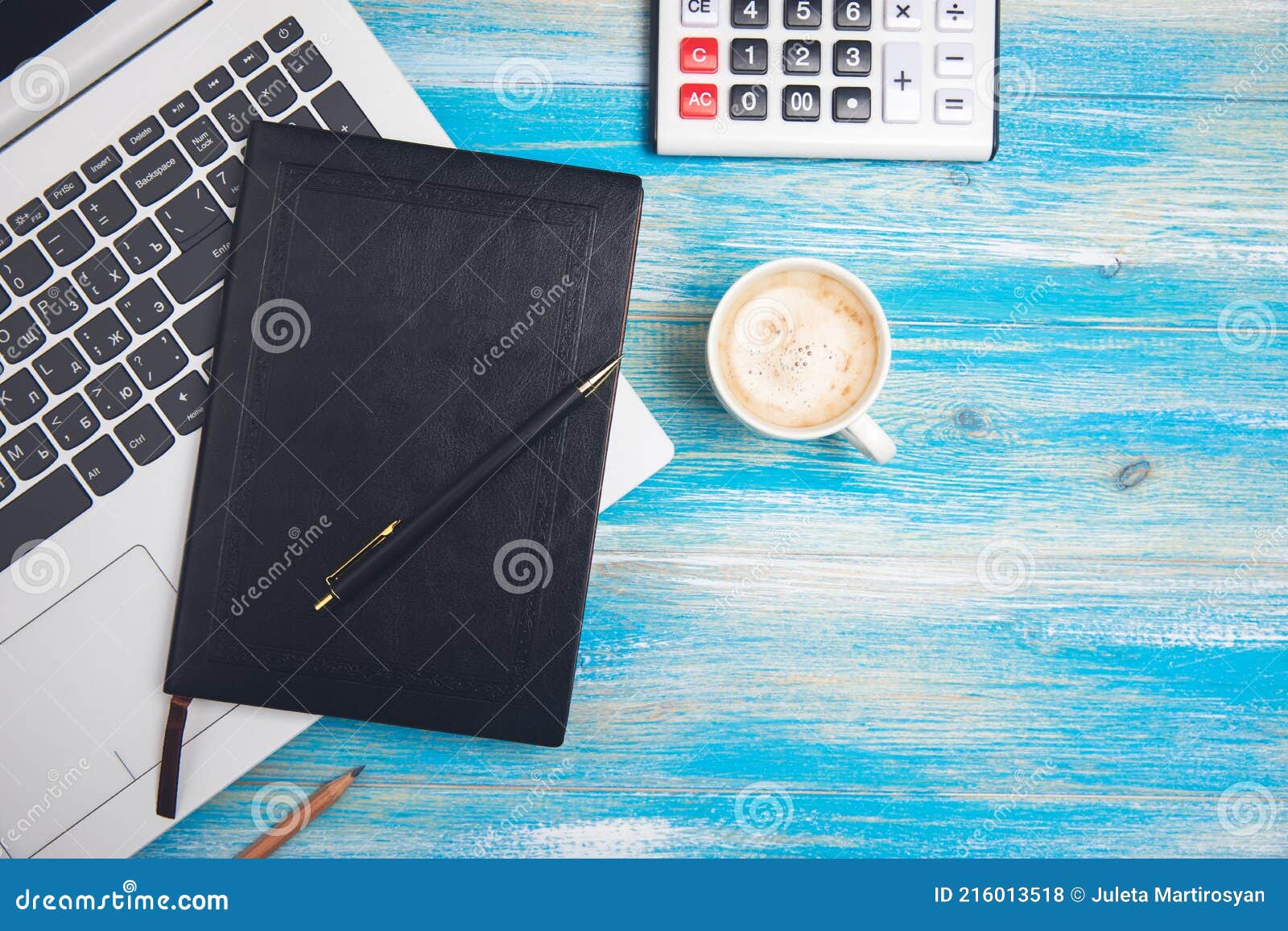 Sur La Table Ordinateur Portable Stylo Et Café Photo stock - Image du ...