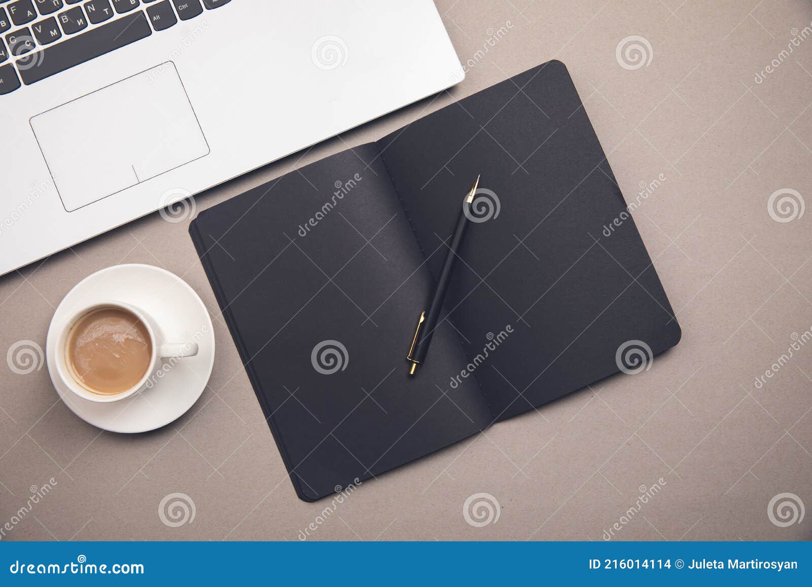 Sur La Table Ordinateur Portable Stylo Et Café Photo stock - Image du ...