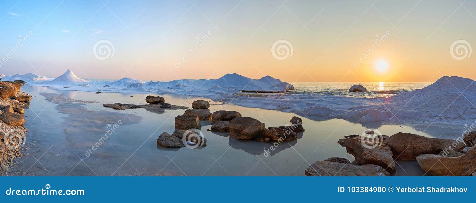 Sur Le Rivage De La Mer Caspienne Mer Caspienne Dans Kazakhstan Photo ...