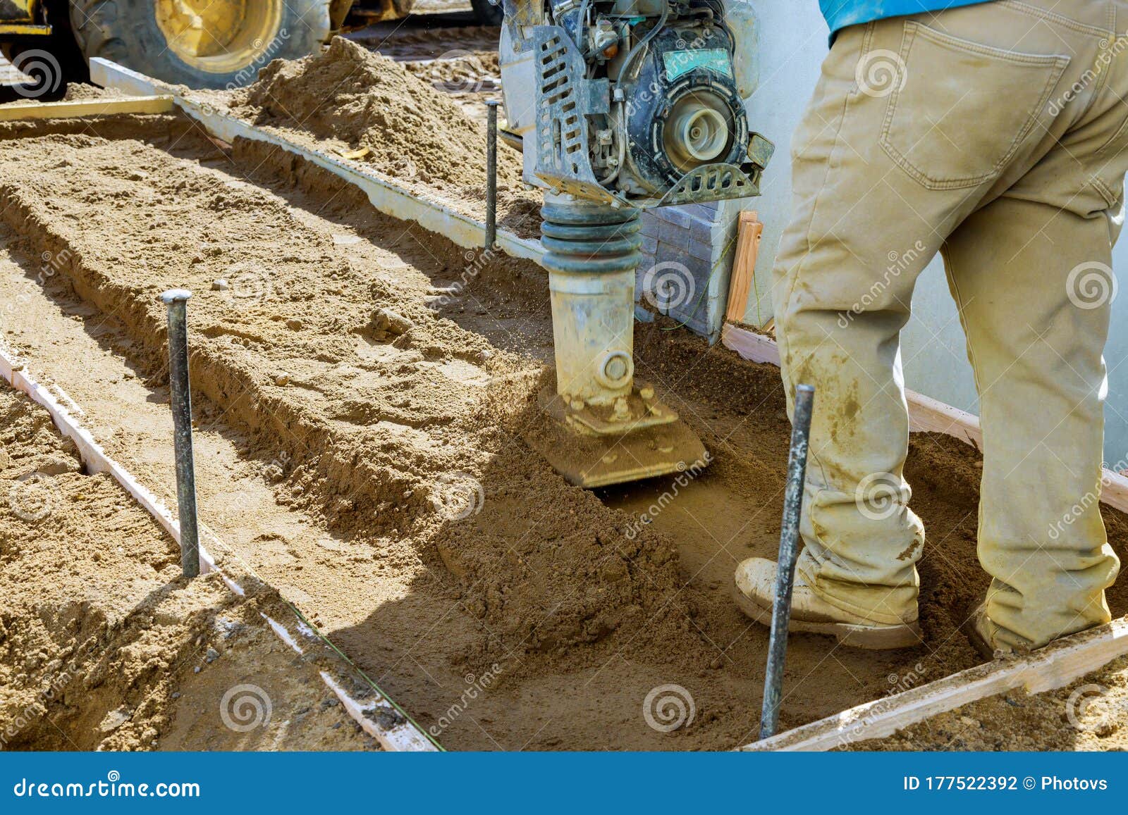 Sur Le Terrain De Sable De Compactage Avec Une Machine De Compactage De ...