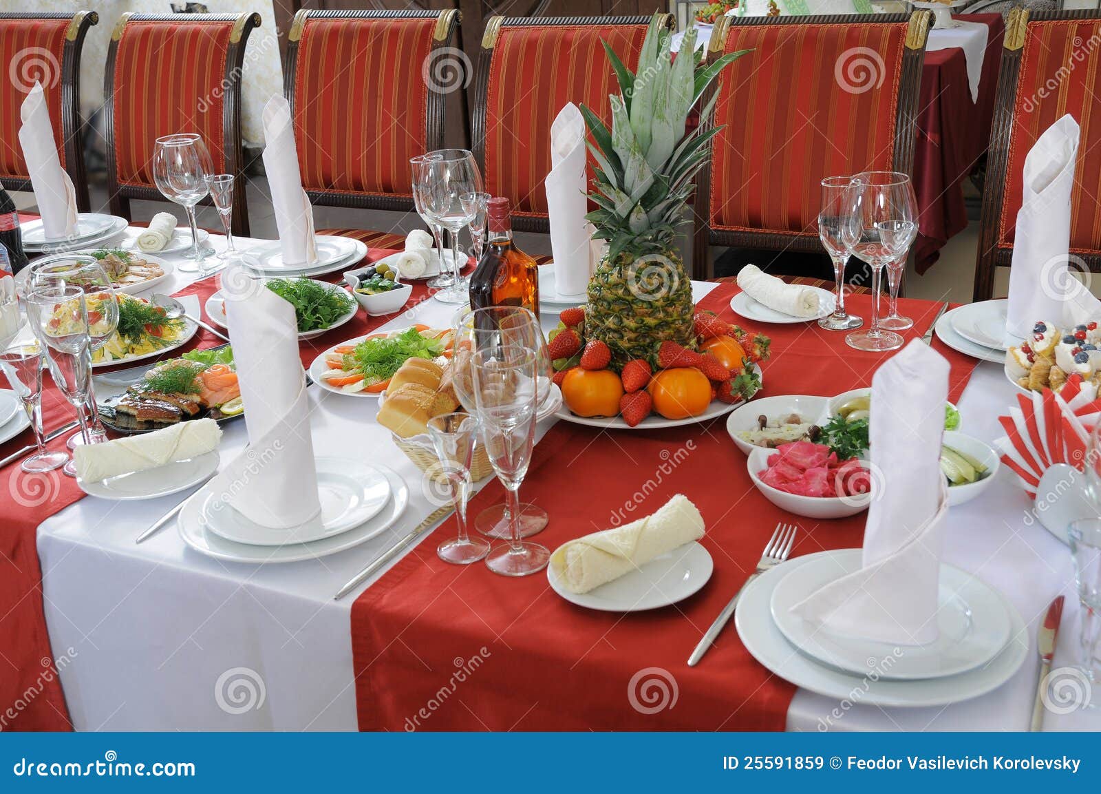 Sur Une Table Il Y a Beaucoup De Nourriture. Image stock - Image du ...