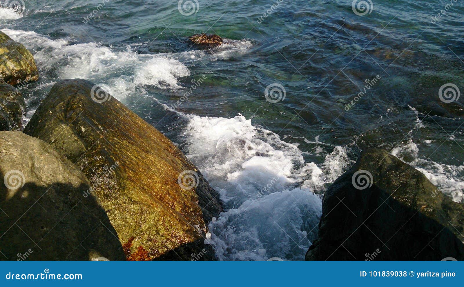Surf breaking on rocks stock photo. Image of rocas, rompe - 101839038