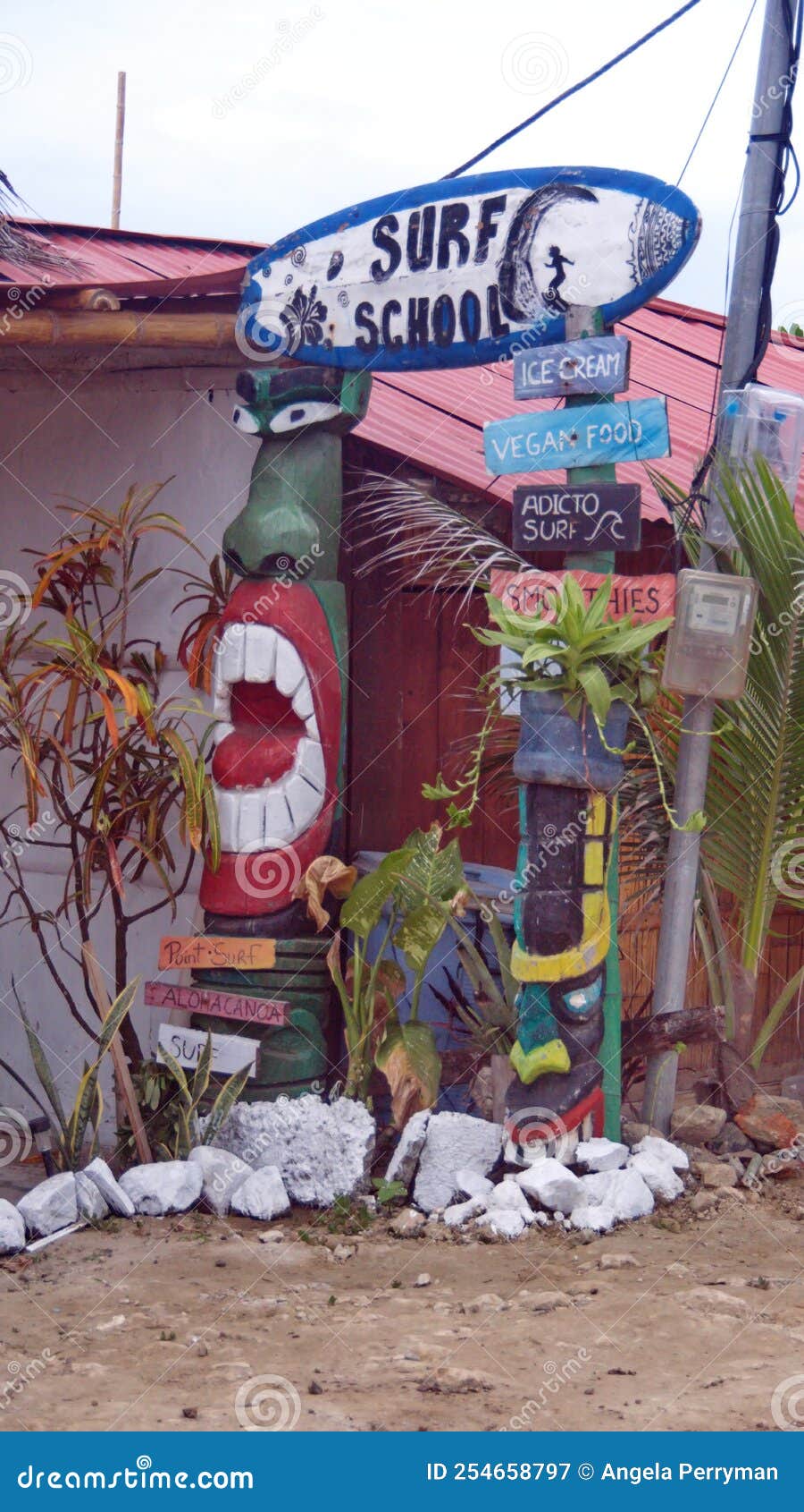 Surf shack on the beach editorial photography. Image of building ...