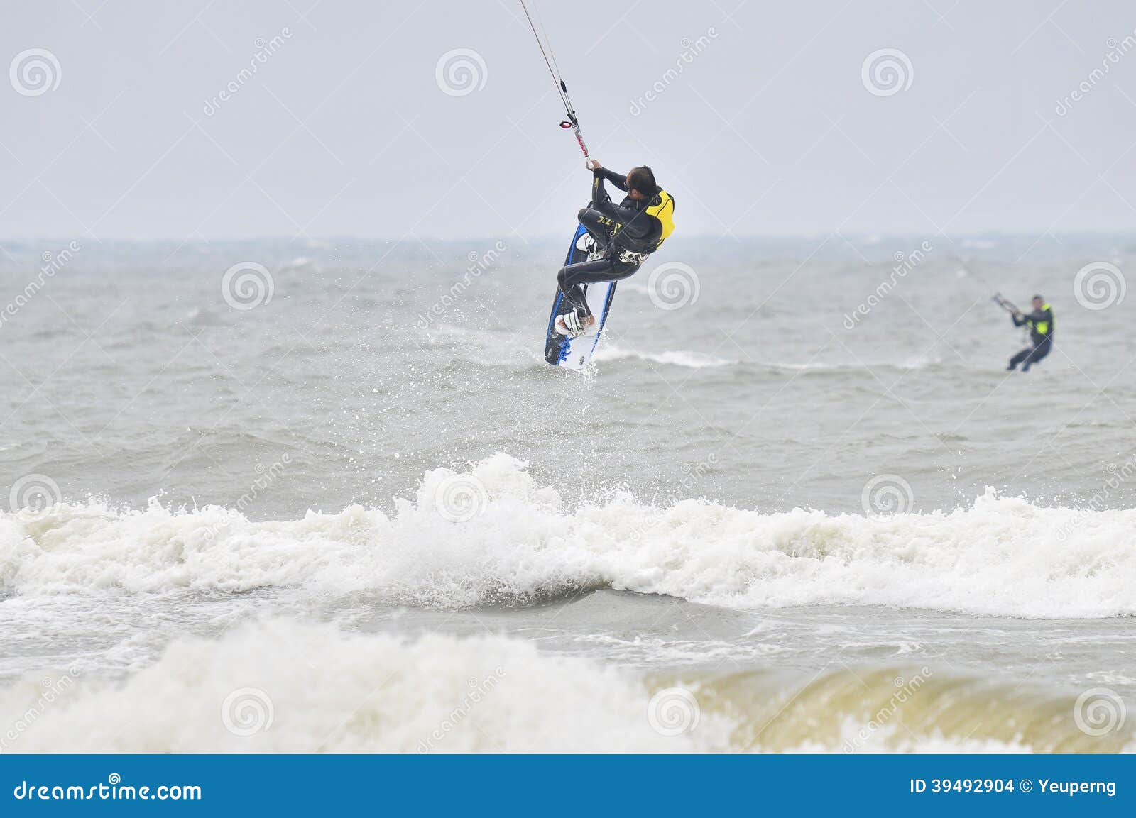 Surfa in i luften. redaktionell fotografering för bildbyråer. Bild av ...