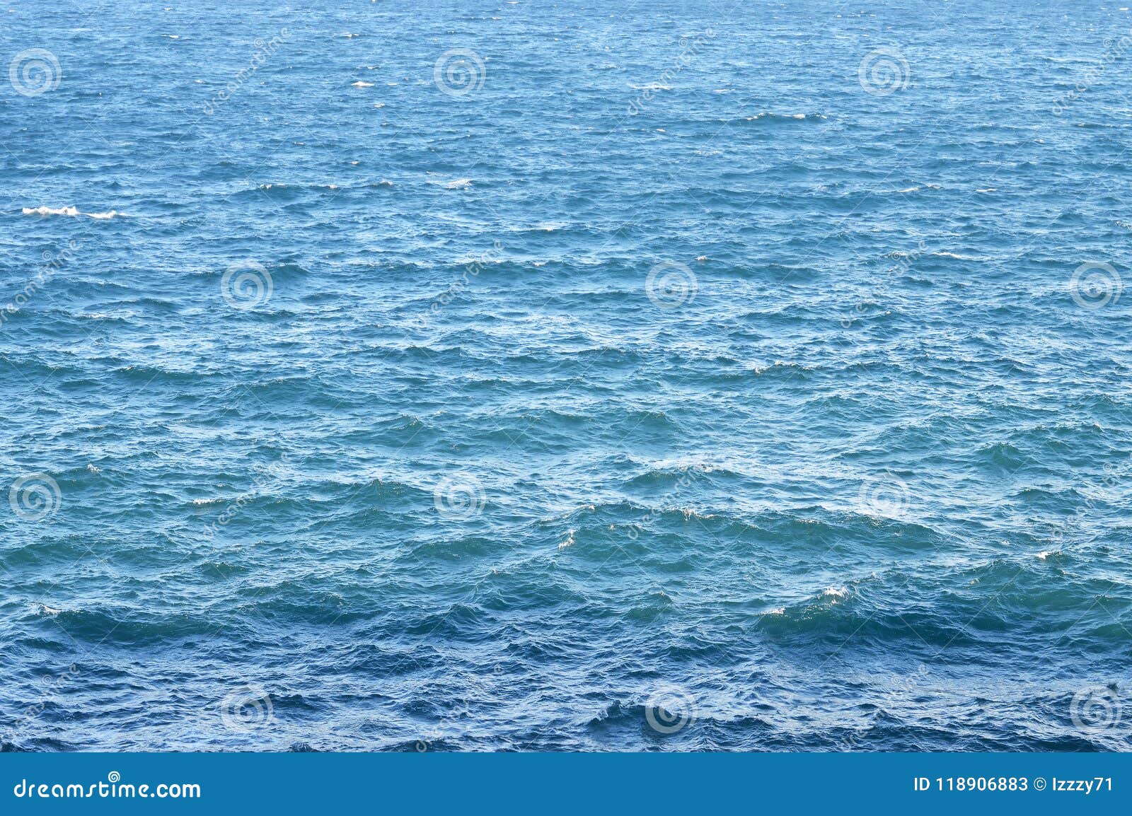 Surface d'eau de mer image stock. Image du onde, éclat - 118906883
