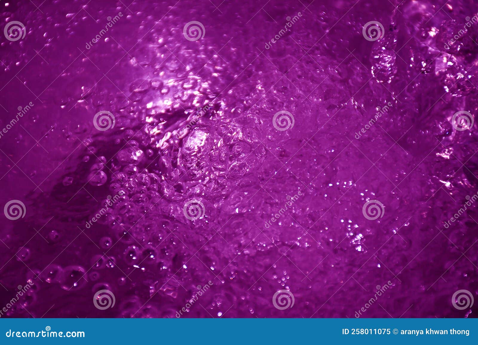 Surface D'eau Violette Bouillonnant Dans Un Beau Fond De Grain Violet ...