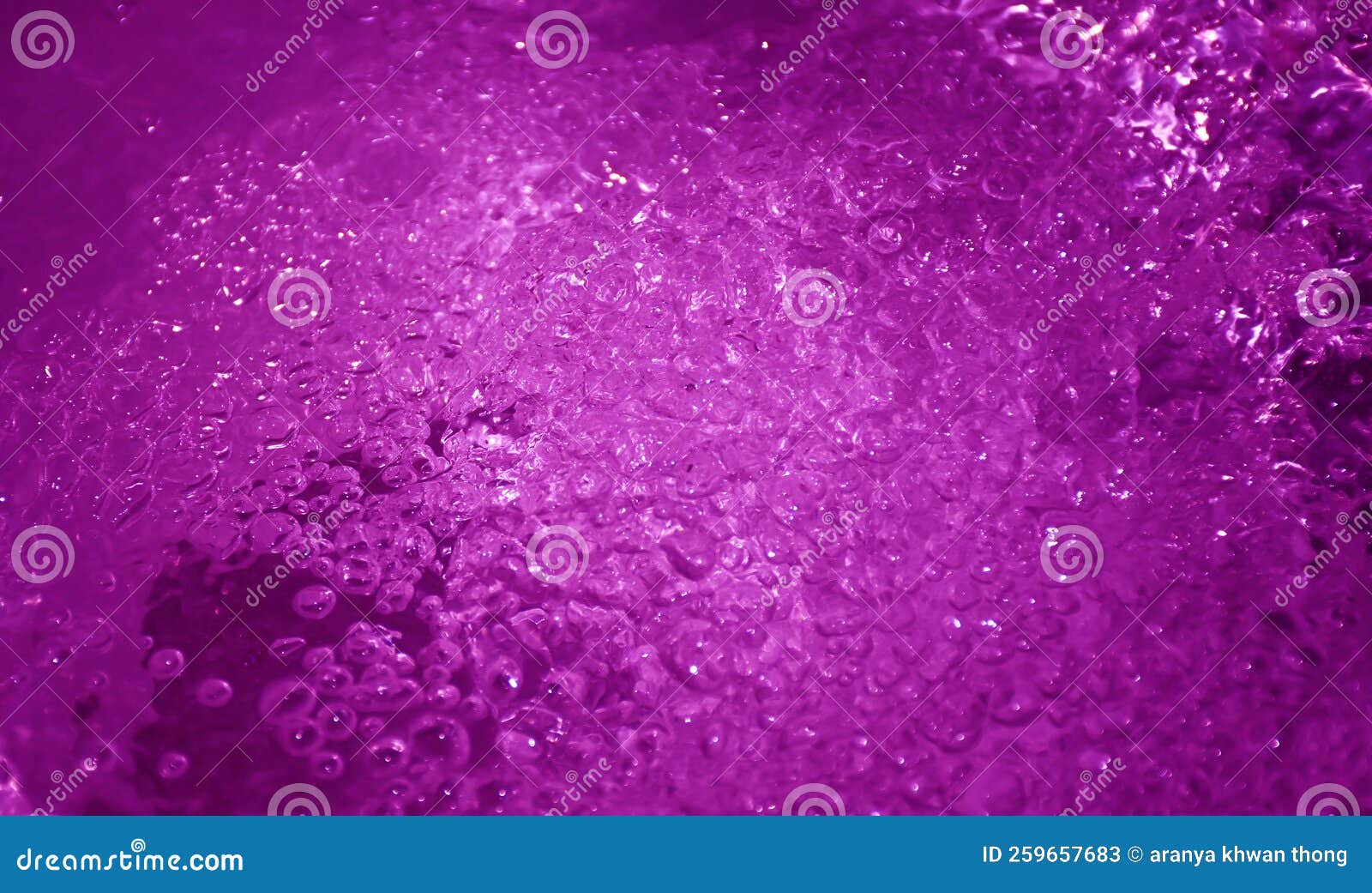 Surface D'eau Violette Bouillonnant Dans Un Beau Fond De Grain Violet ...