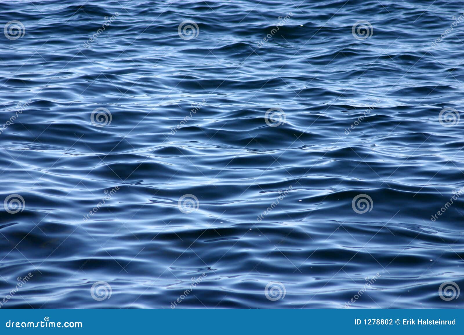 Surface de l'eau photo stock. Image du petit, foncé, ondes - 1278802