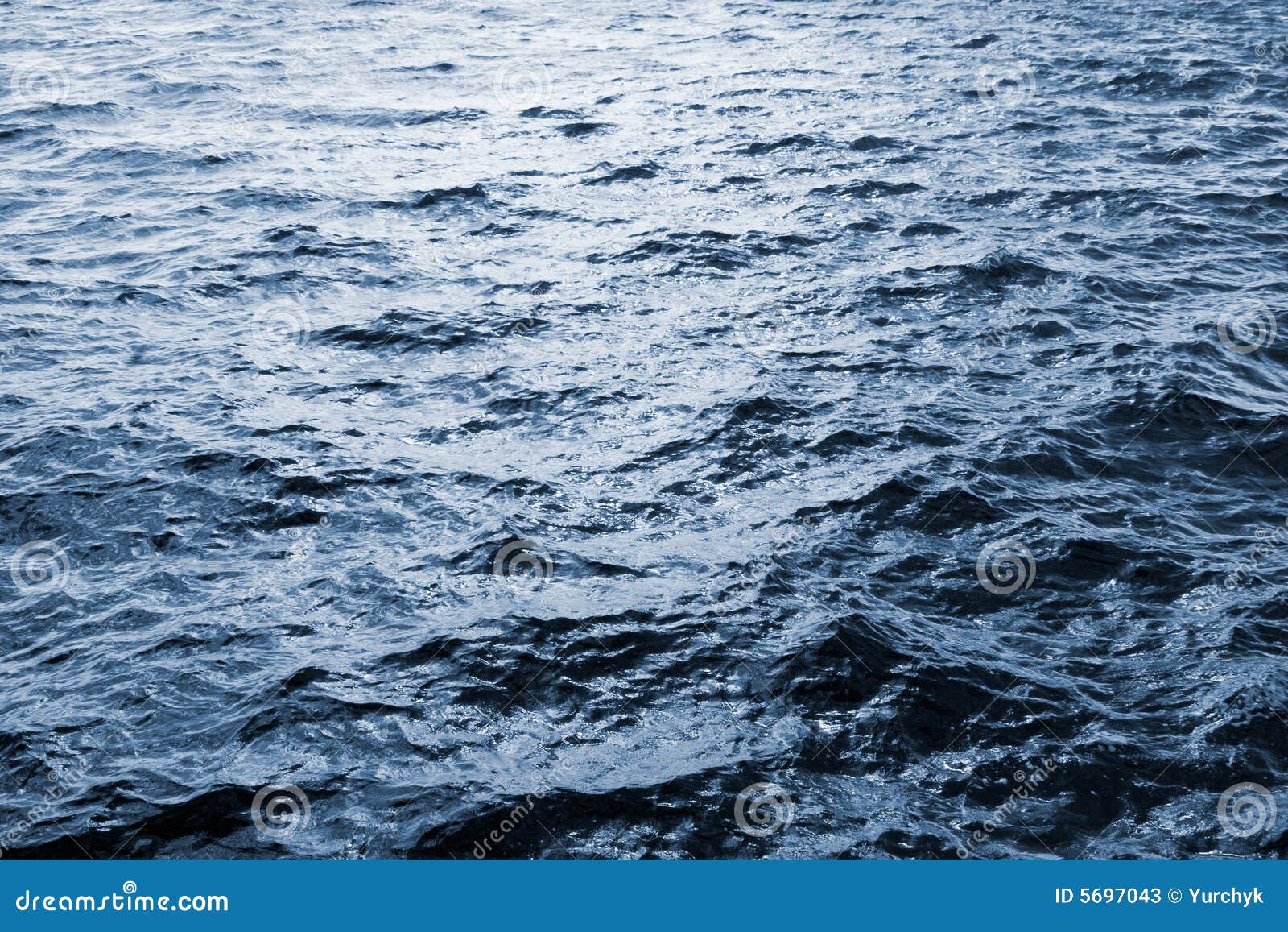 Surface De L'eau Avec Des Ondes Image stock - Image du liquide ...
