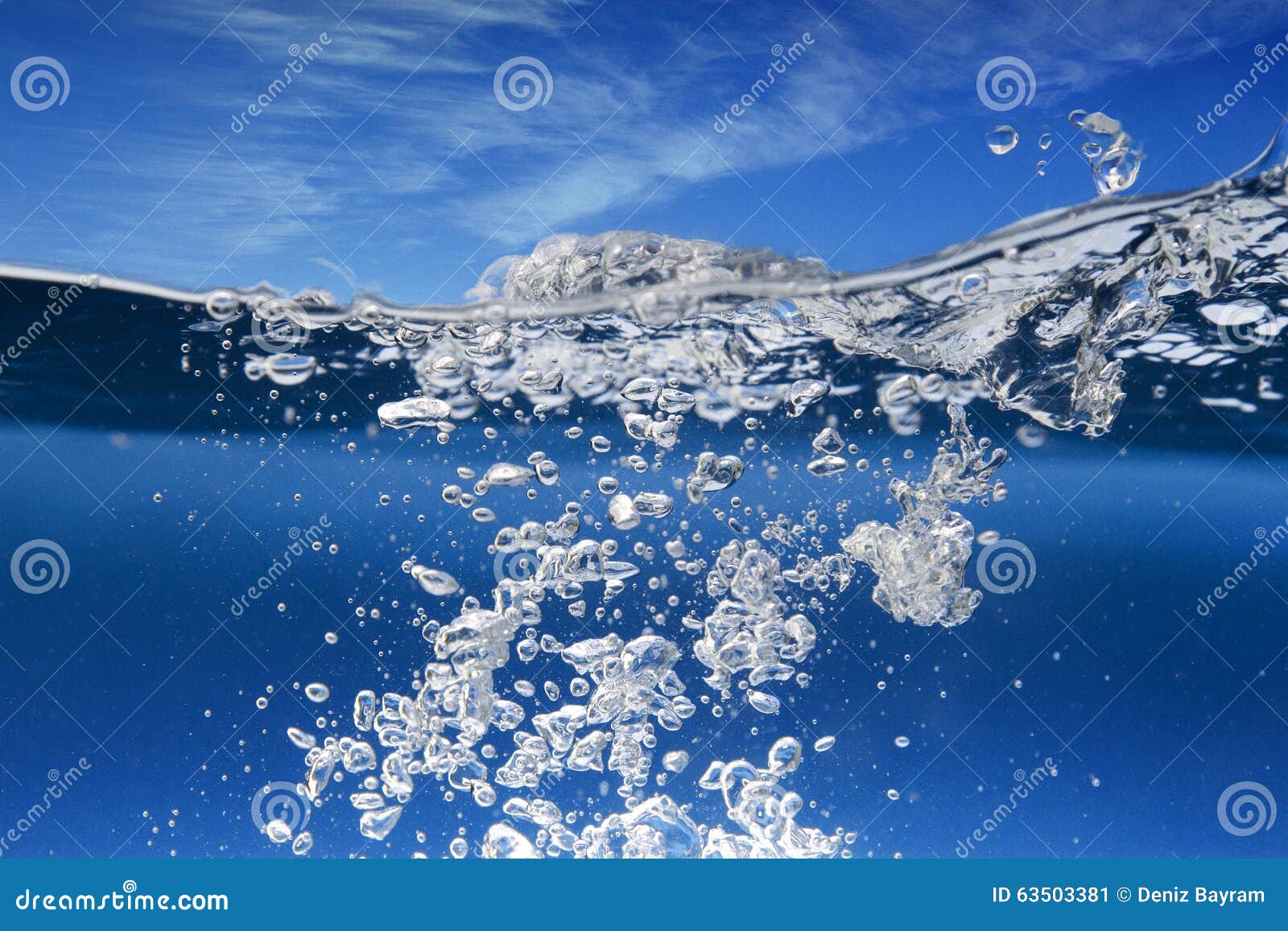 Surface De L'eau Avec La Vague Et Les Bulles Image stock - Image du ...