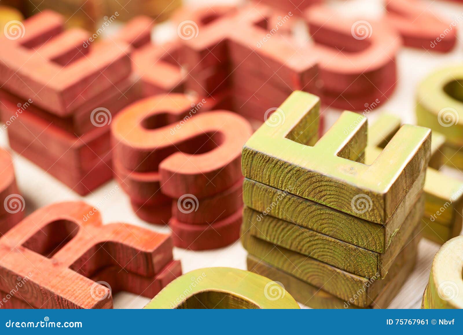 Surface Enduite Des Lettres En Bois Multiples Image stock - Image du ...