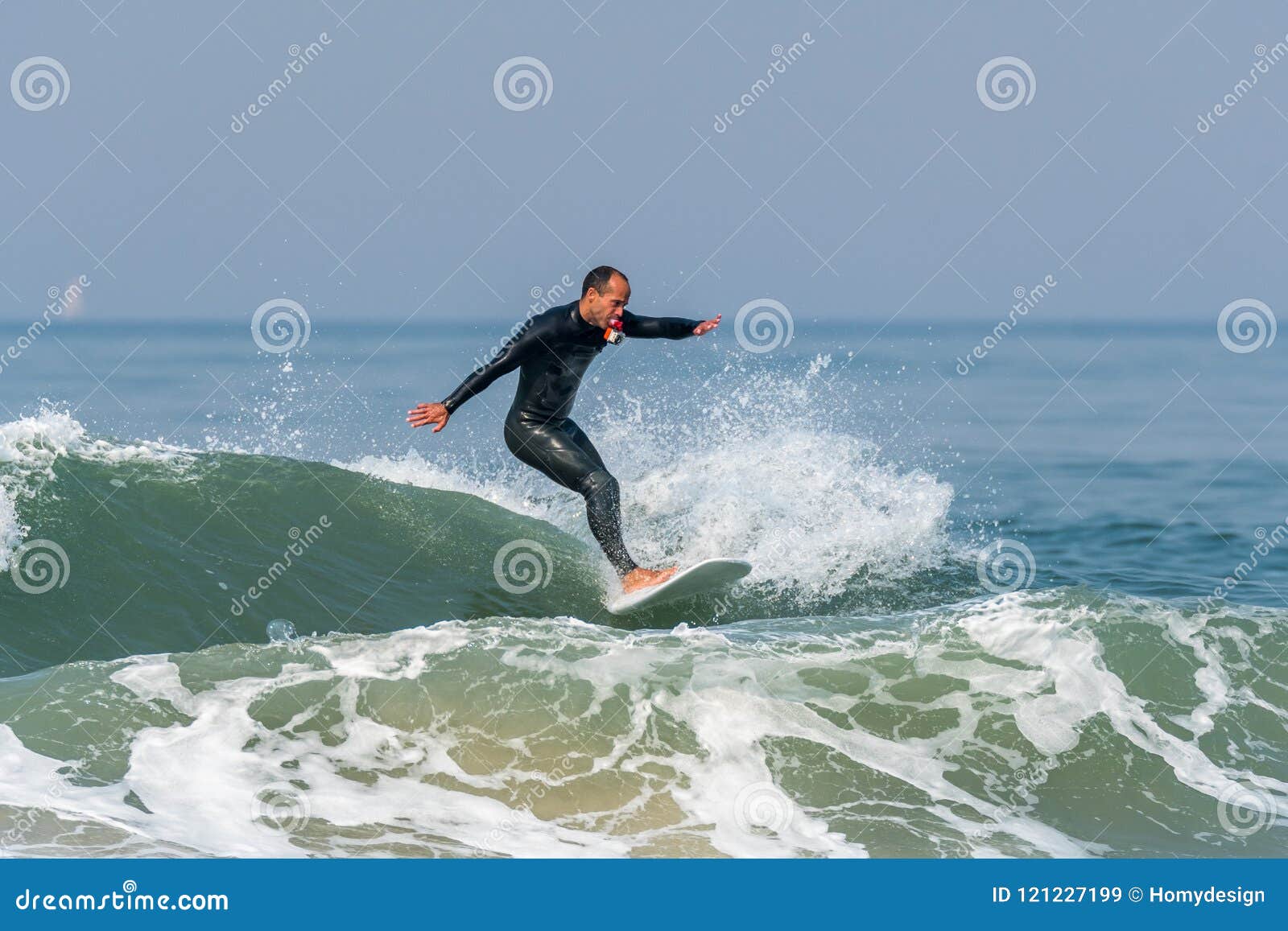 Surfando as ondas imagem de stock. Imagem de relaxamento - 121227199