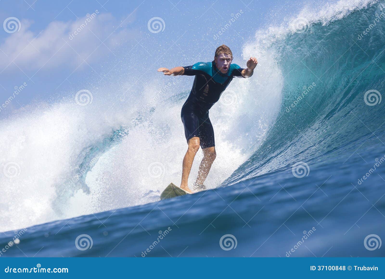 Surfando uma onda foto de stock. Imagem de tambor, volta - 37100848