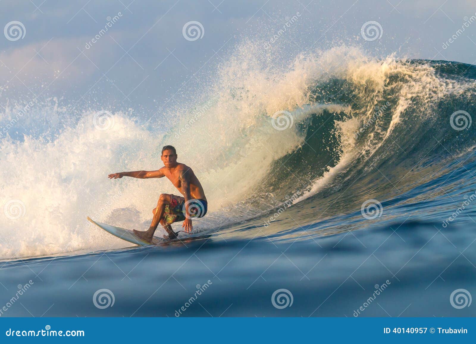 Surfando uma onda. imagem de stock. Imagem de console - 40140957