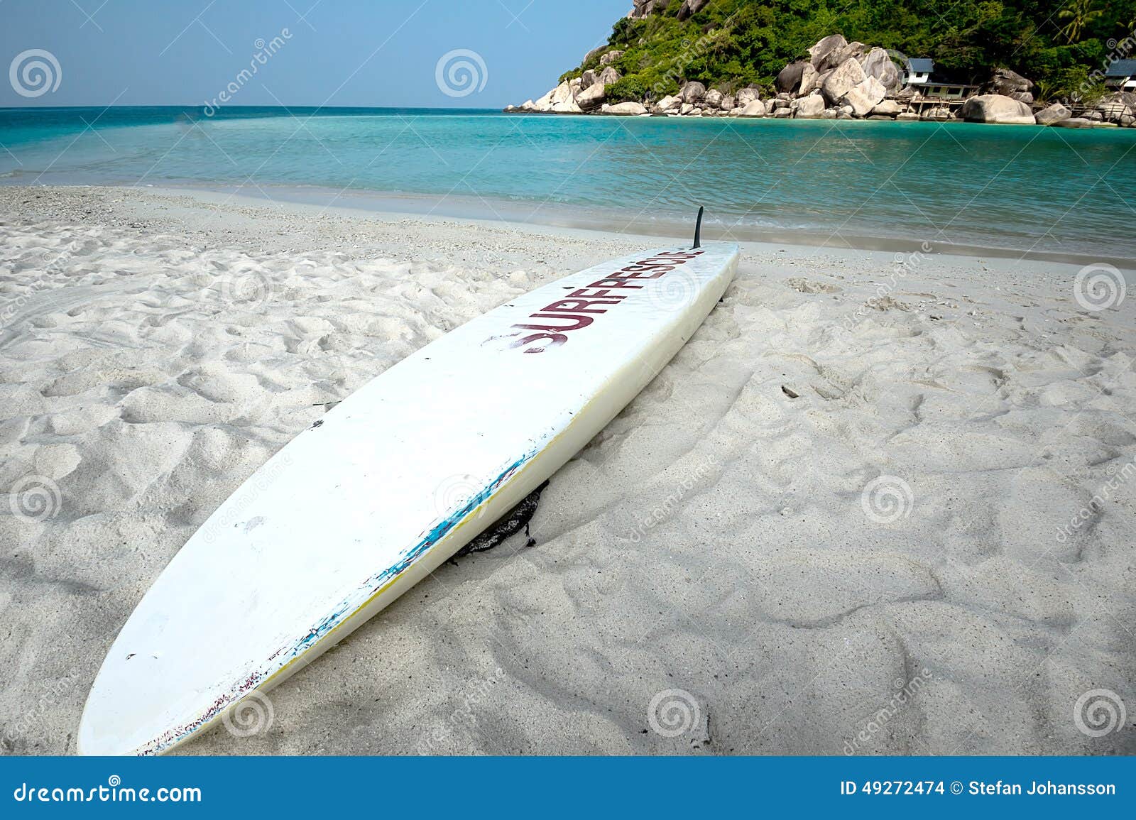 Surfbrett auf dem Strand stockfoto. Bild von strand, wasser - 49272474