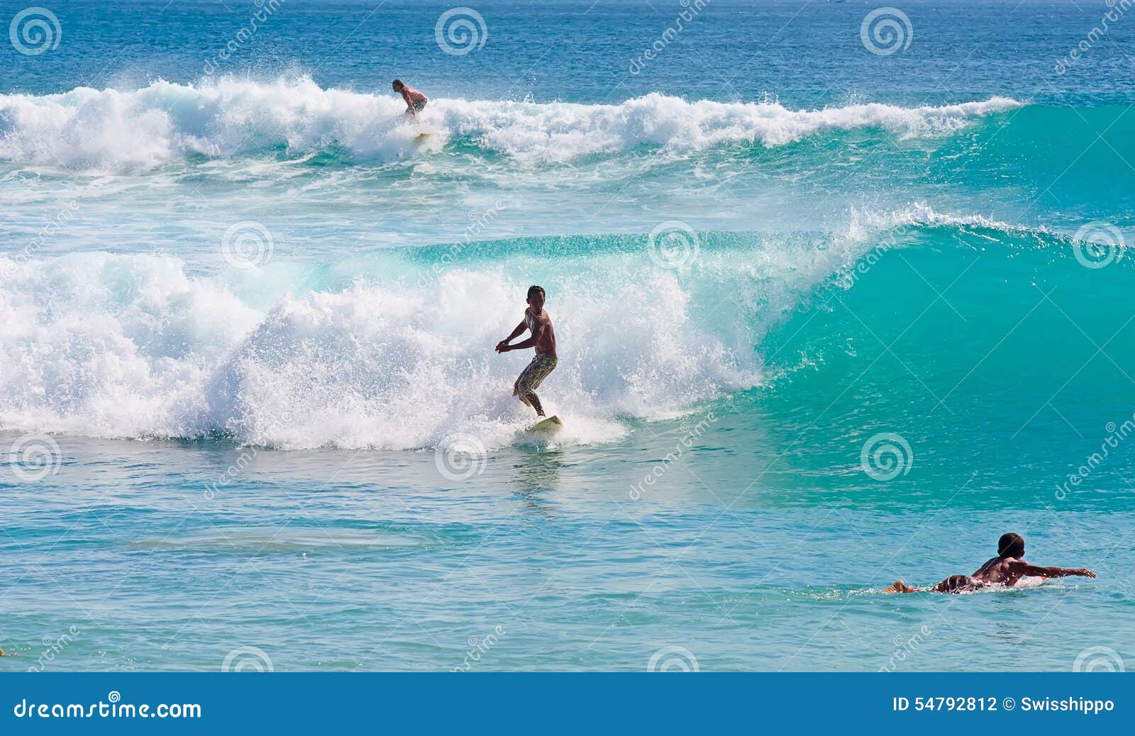 Surfen der Wellen redaktionelles stockfotografie. Bild von strand ...