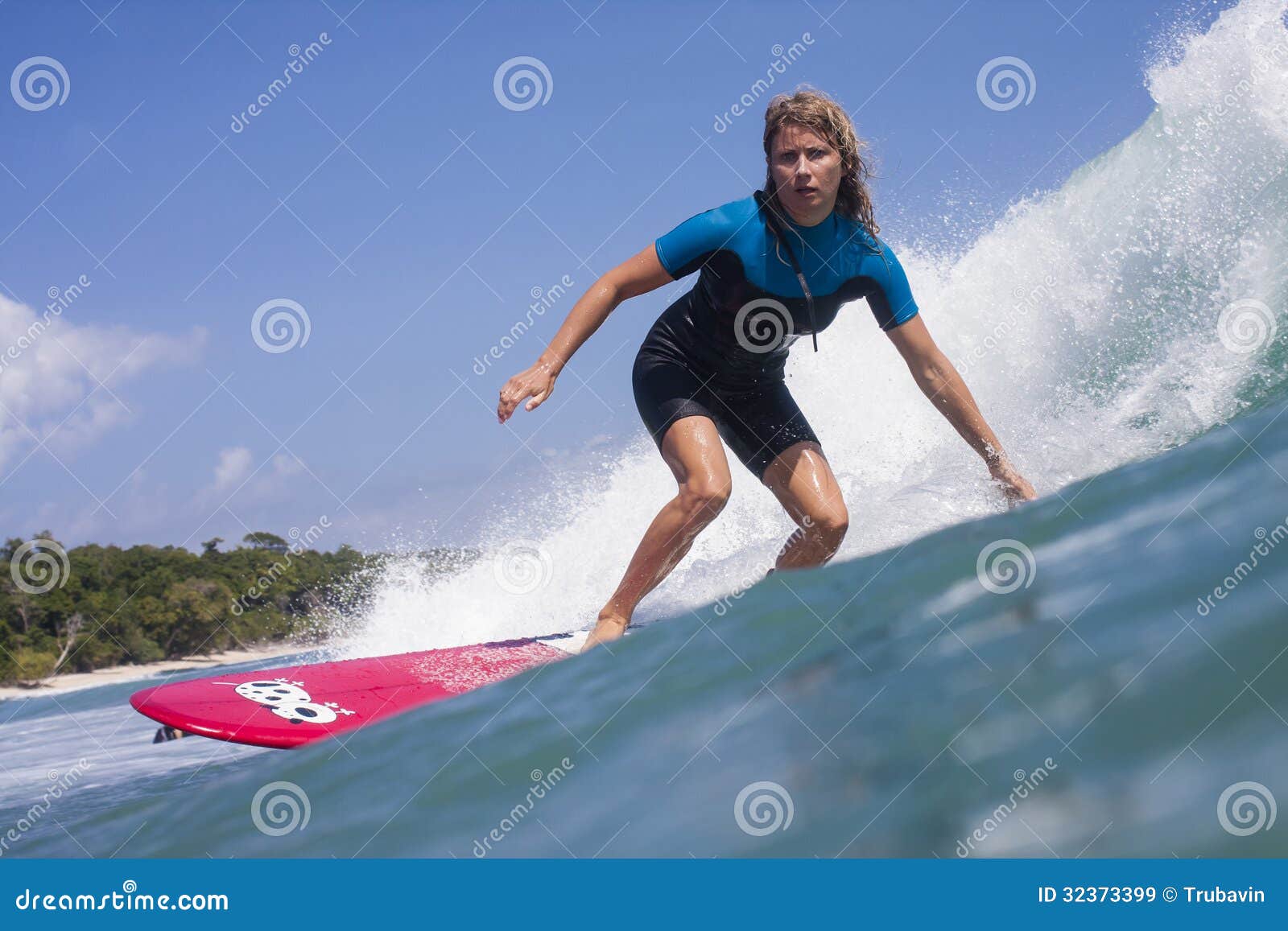 Surfen einer Welle stockbild. Bild von surfbrett, extrem - 32373399