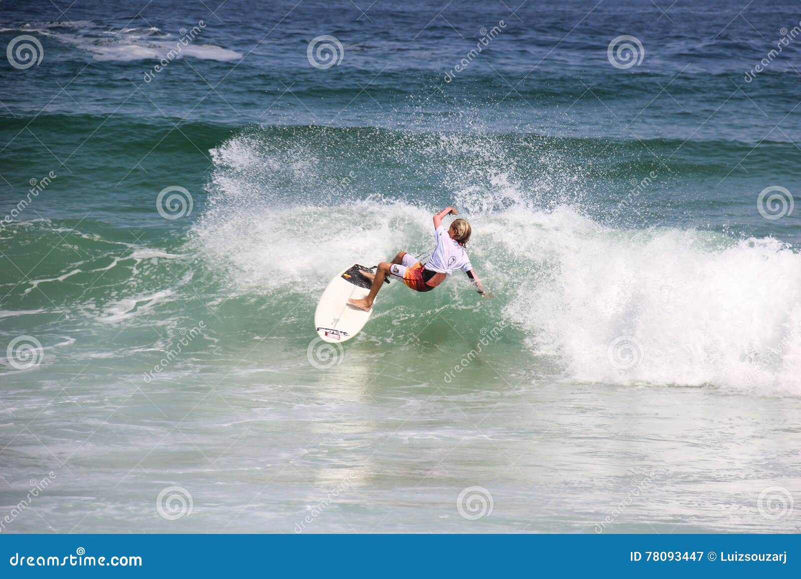 Surfende Jongen Bij Arpoador-strand in Rio De Janeiro Redactionele ...
