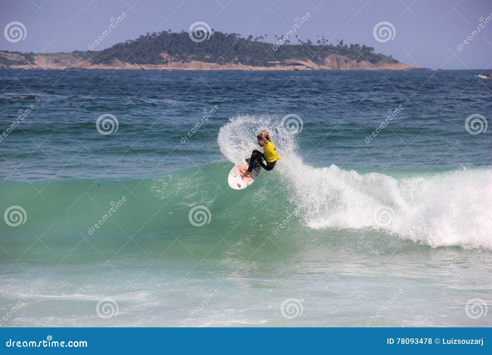 Surfende Jongen Bij Arpoador-strand in Rio De Janeiro Redactionele ...