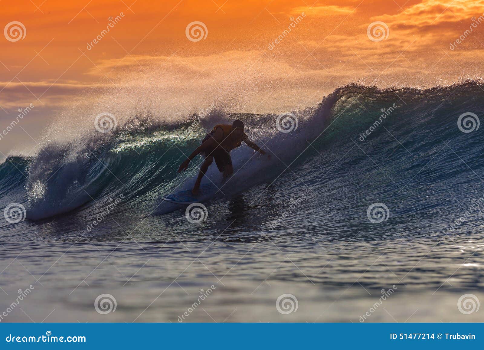 Surfer Auf Erstaunlicher Welle Stockfoto - Bild von athlet, fahrt: 51477214