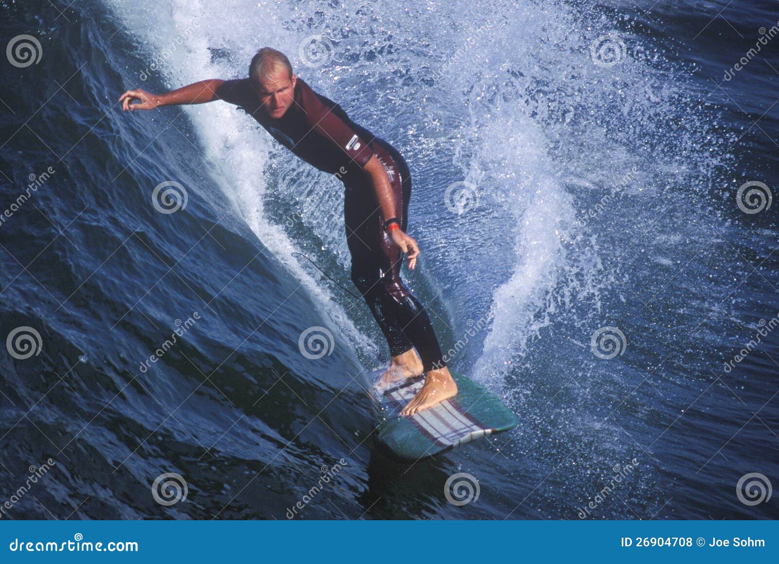 Surfer in der Welle redaktionelles stockfoto. Bild von surfer - 26904708