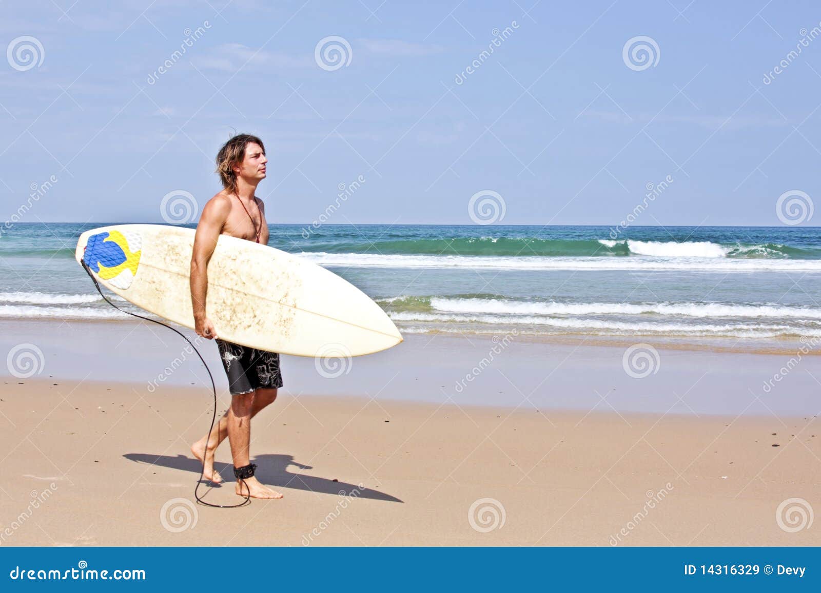 Surfer Met Zijn Surfplank Bij Het Strand Stock Afbeelding - Image of ...