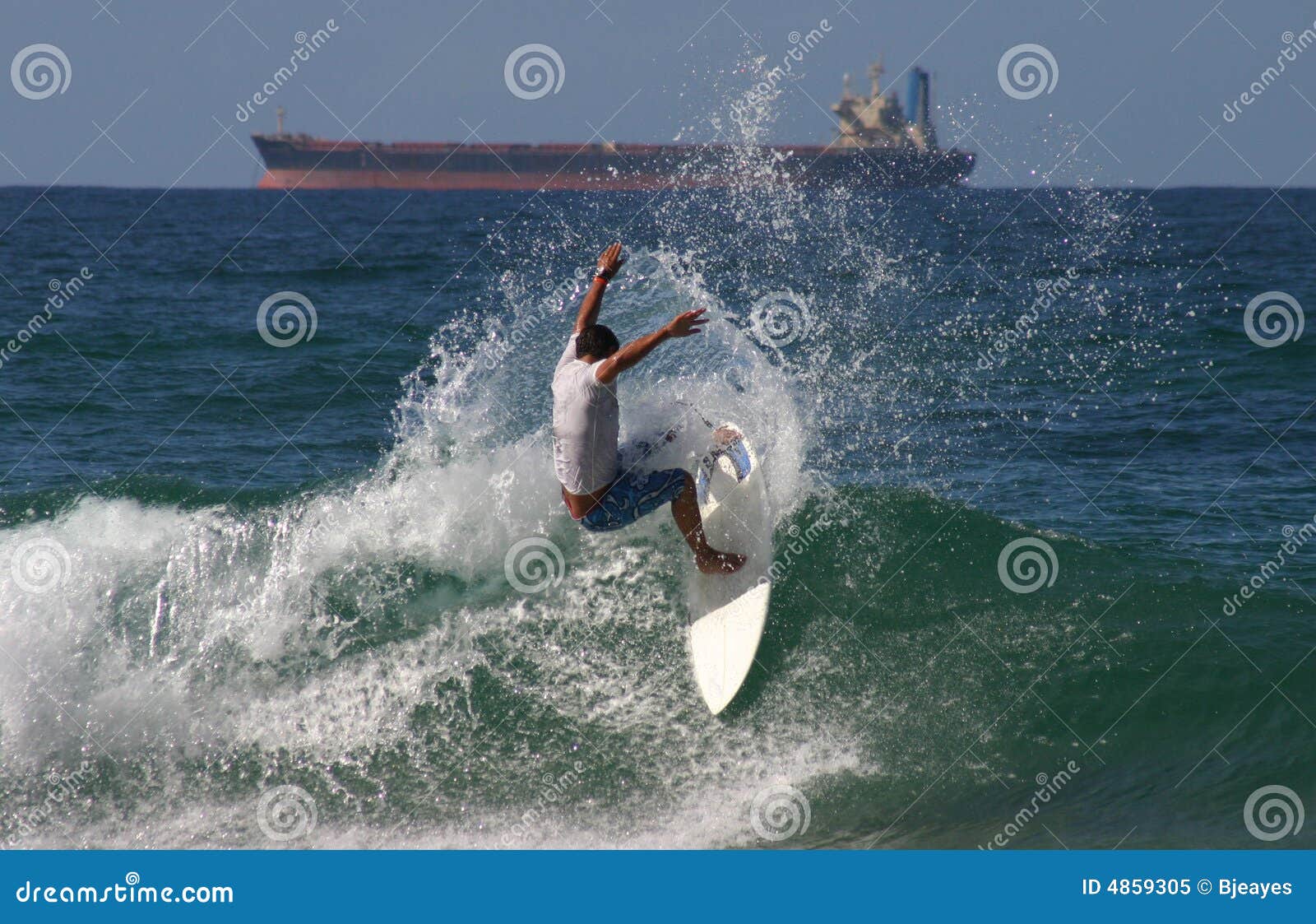 Surfer professionnel image éditorial. Image du vitesse - 4859305