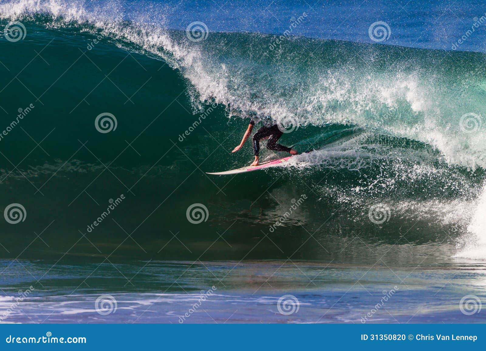 Surfer-Reiten Innerhalb Der Hohlen Welle Redaktionelles Bild - Bild von ...