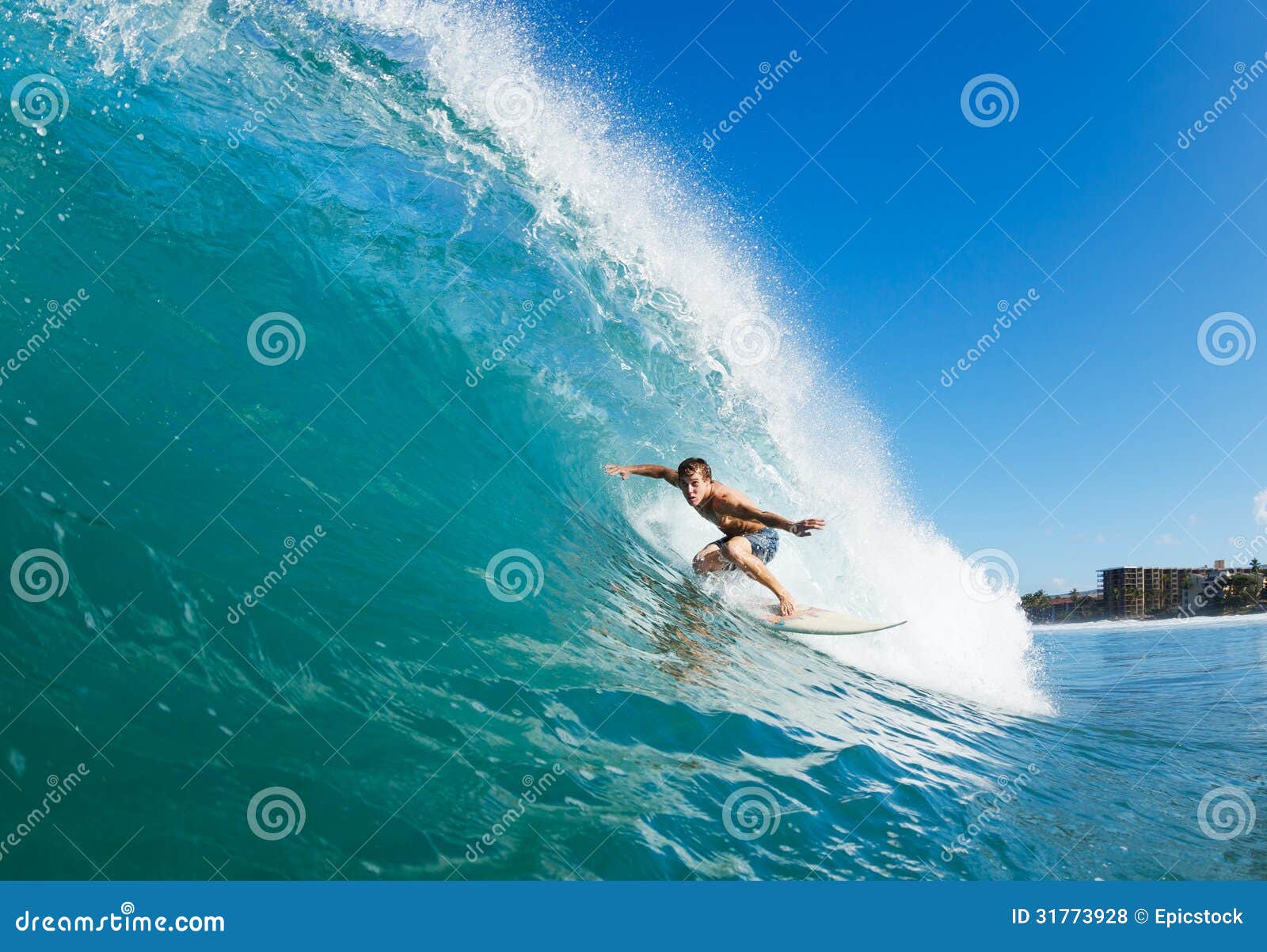 Surfer sur le ressac bleu photo stock. Image du pacifique - 31773928