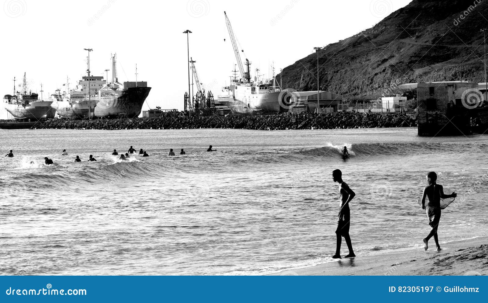 Surfers à La Plage De Mindelo Photographie éditorial - Image du ...