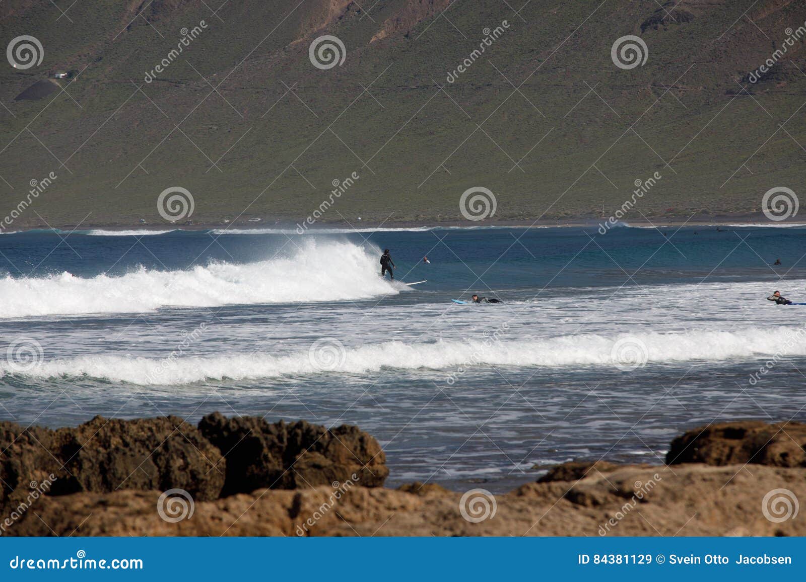Surfers Op Het Het Surfen Strand Redactionele Stock Afbeelding - Image ...