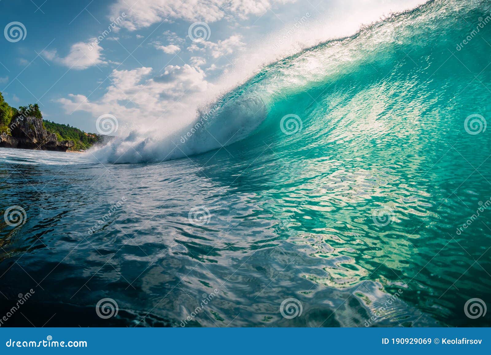 Surfing Barrel Wave in Ocean. Breaking Crystal Wave and Sun Light Stock ...