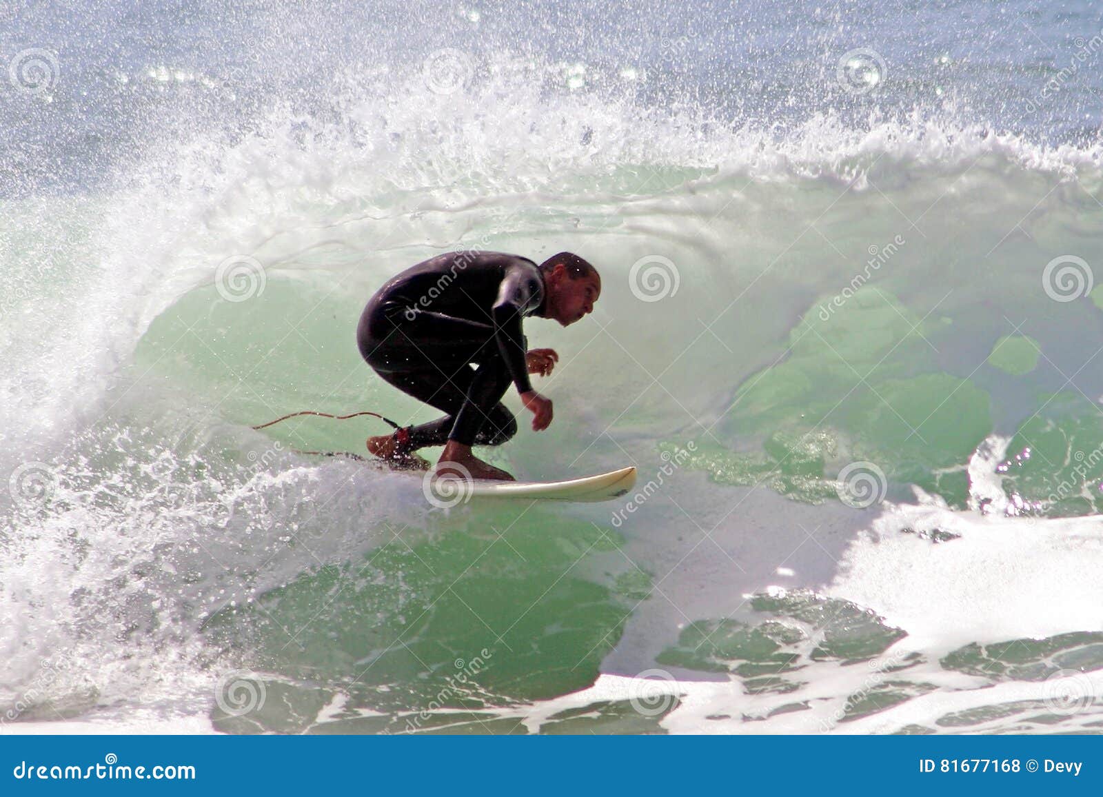 Surfista Che Pratica Il Surfing L'onda Fotografia Stock - Immagine di ...