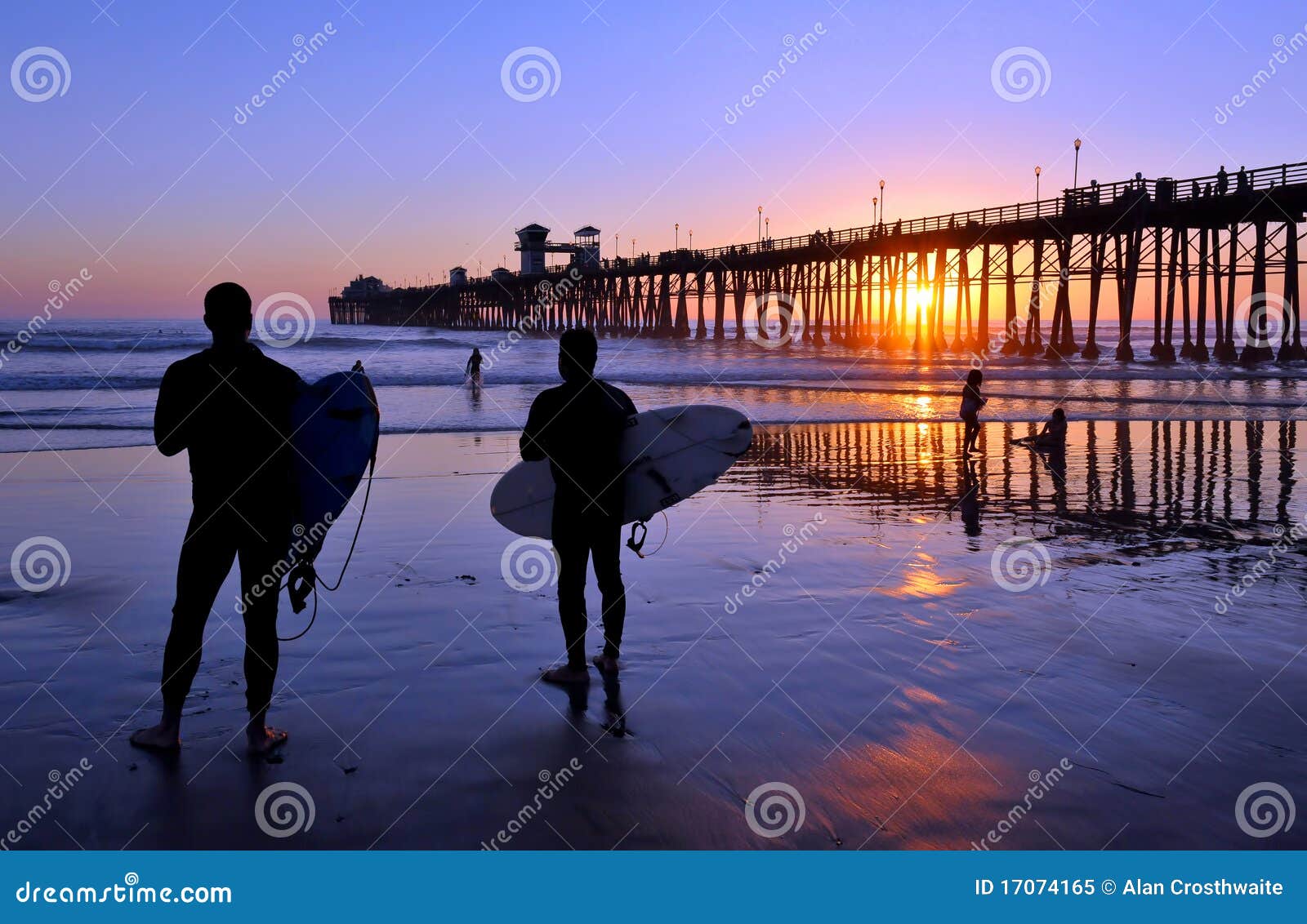 Surfisti al tramonto immagine stock. Immagine di diego - 17074165