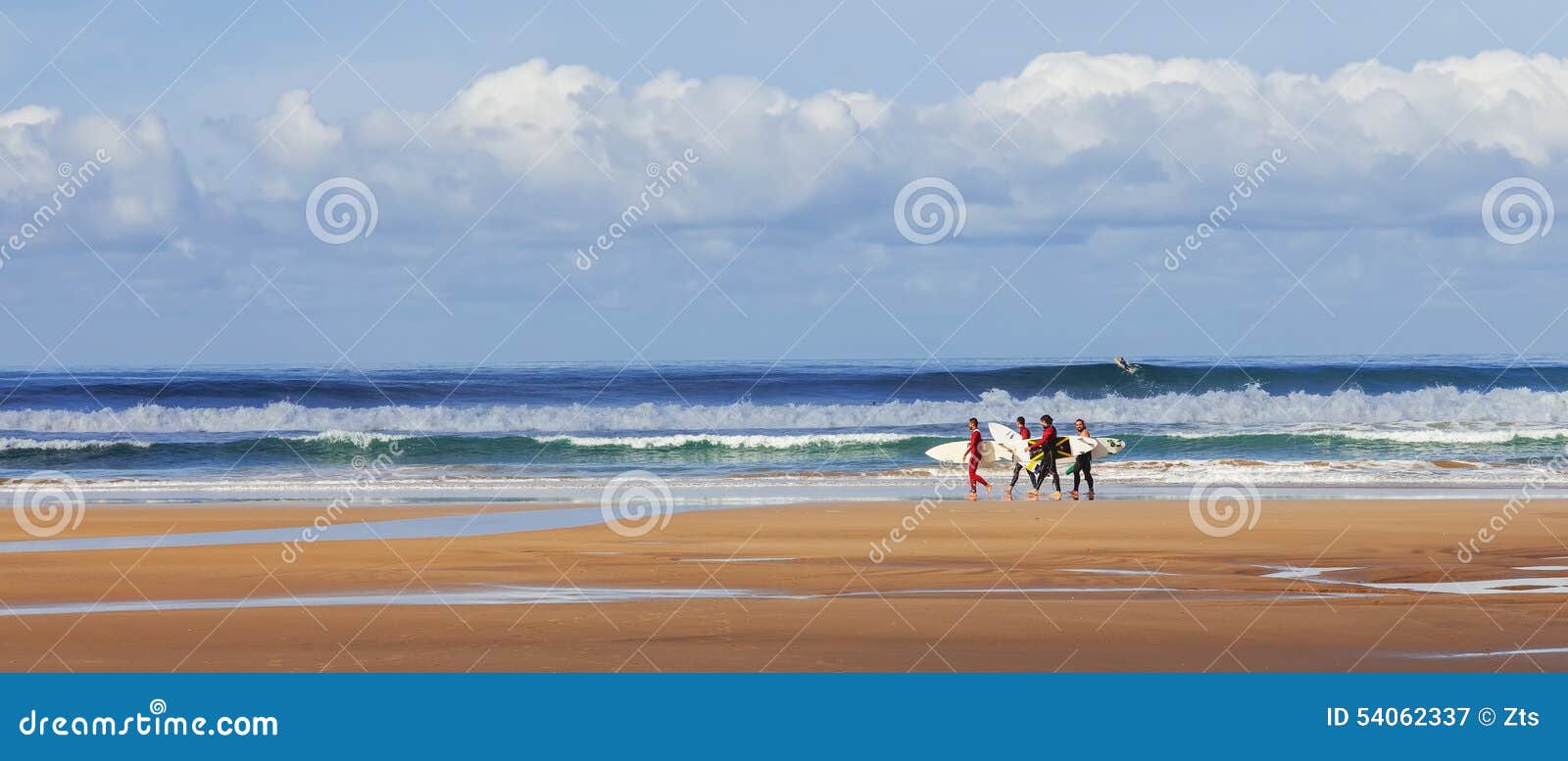 Surfisti Che Cercano Il Migliore Punto Fotografia Editoriale - Immagine ...