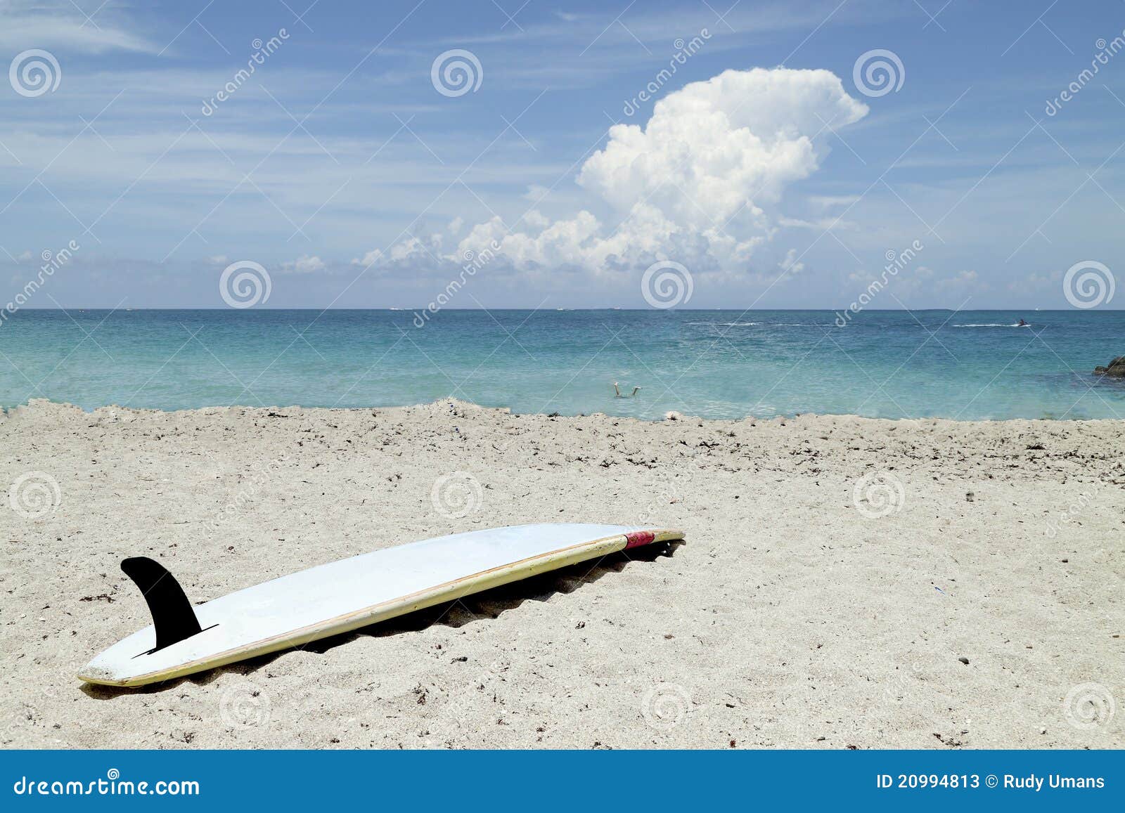 Surfplank op Strand stock afbeelding. Image of kleur - 20994813