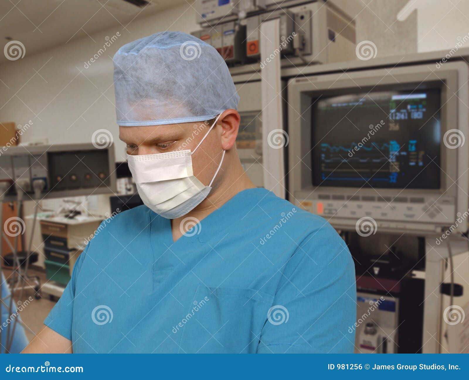 Surgeon in emergency room stock photo. Image of care, diagnosis - 981256