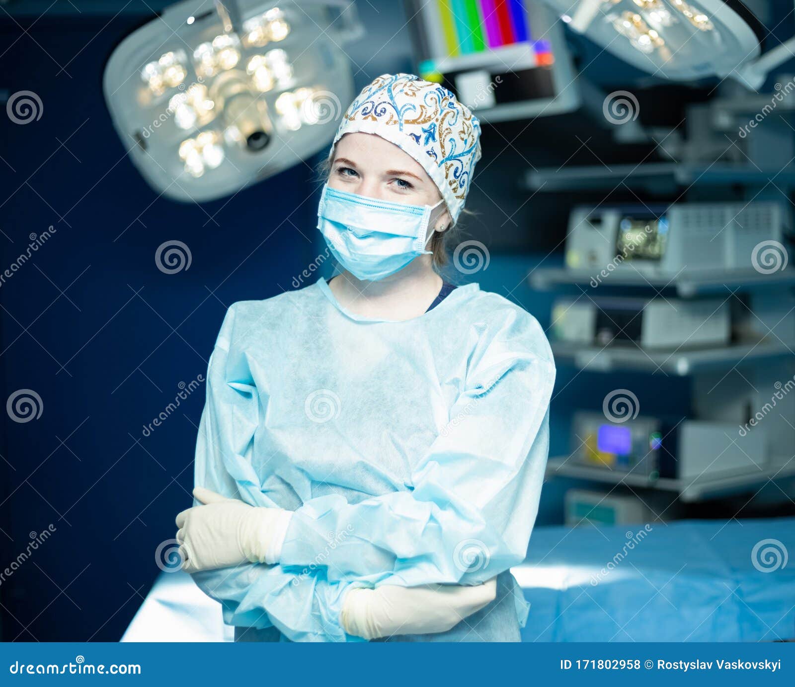 Surgeon Woman in the Operating Room Stock Photo - Image of prepairing ...