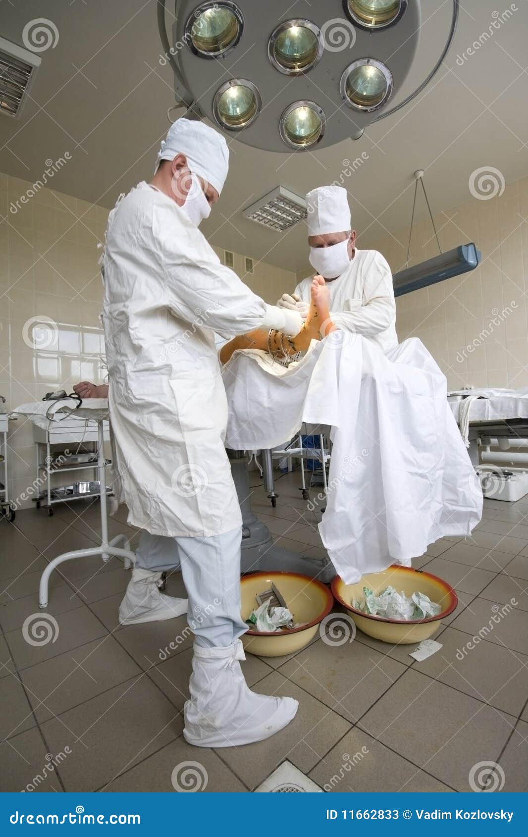 Surgeons team at work stock image. Image of blue, lamp - 11662833
