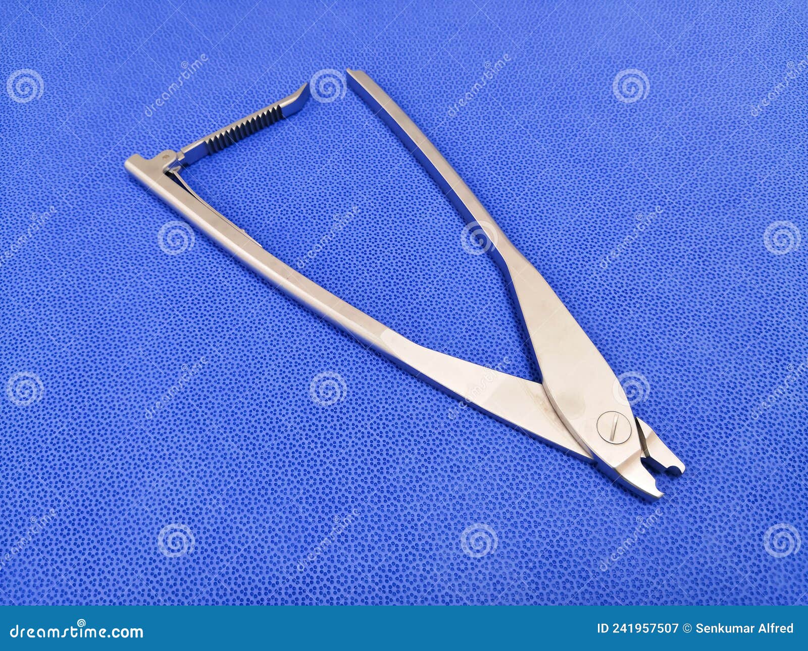 SURGICAL SPINAL ROD GRIPPER Stock Image - Image of plier, sharp: 241957507