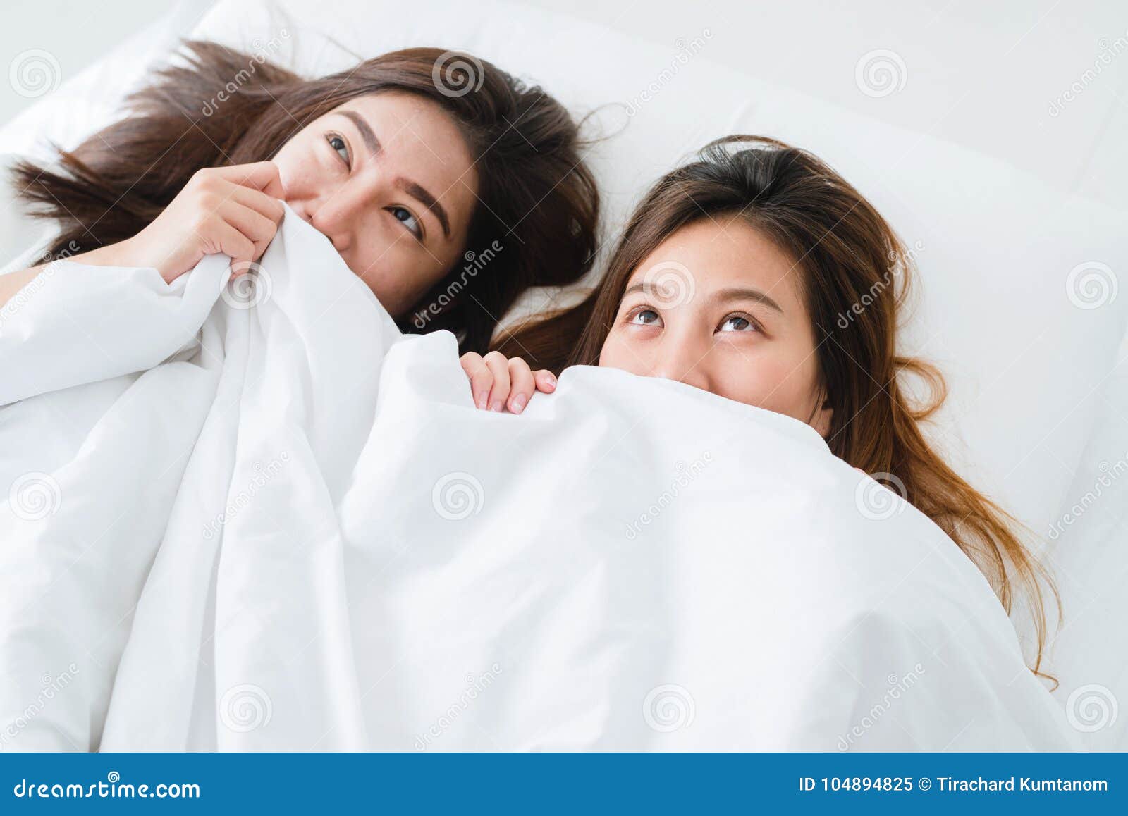 Surprise Heureuse Lesbienne Dapparence De Couples De Belles Jeunes