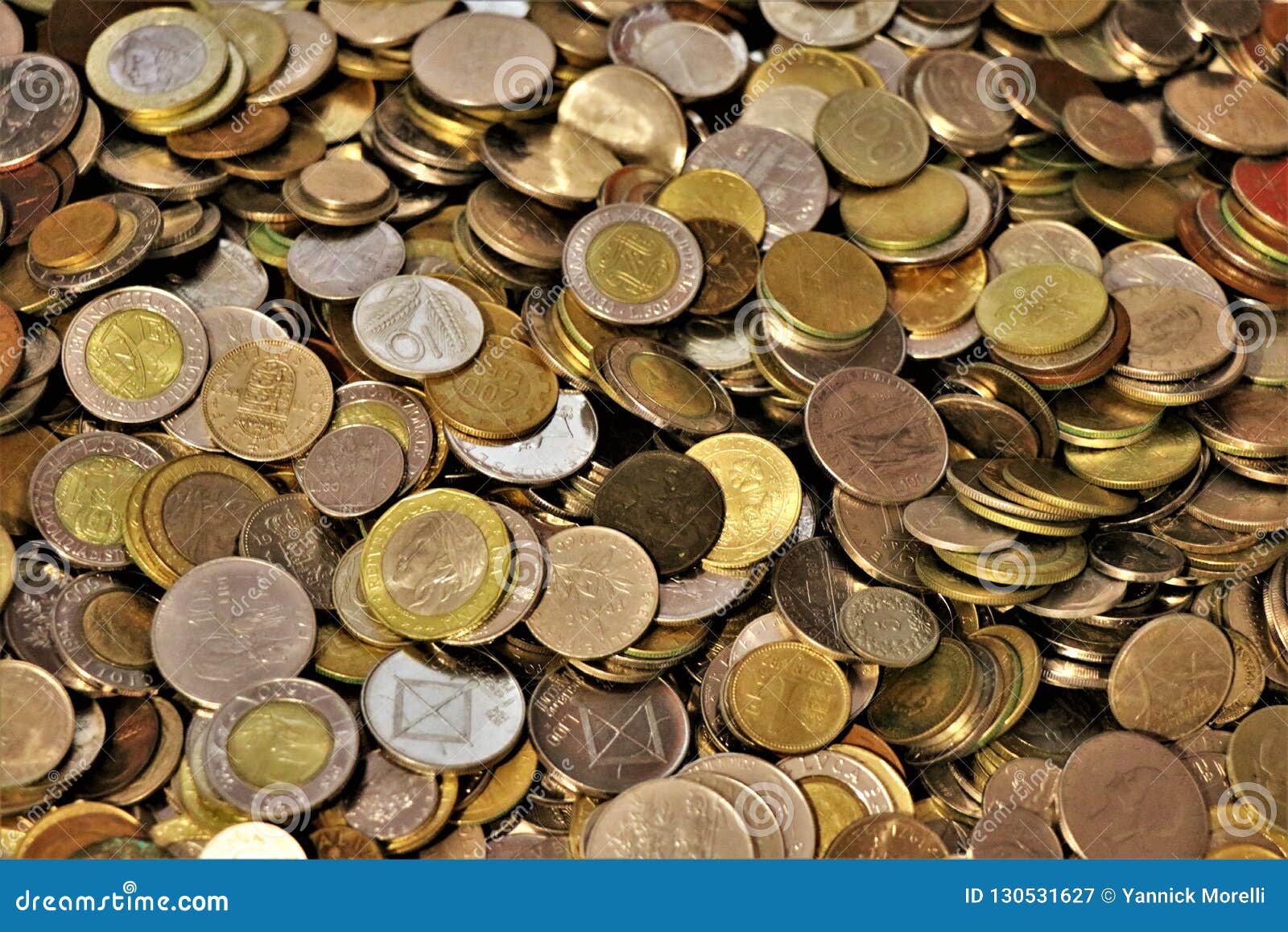 Monedas Del Mundo Fotos De Stock - Descarga 4,413 Fotos Libres de Derechos