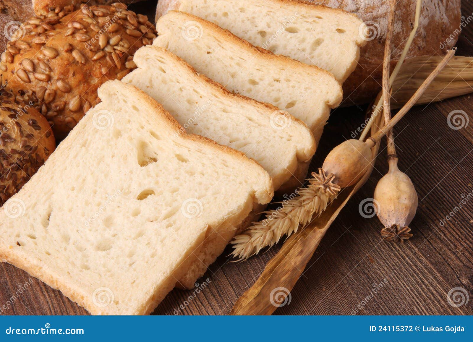 Surtido De Pan Cocido Al Horno Foto de archivo - Imagen de corteza ...