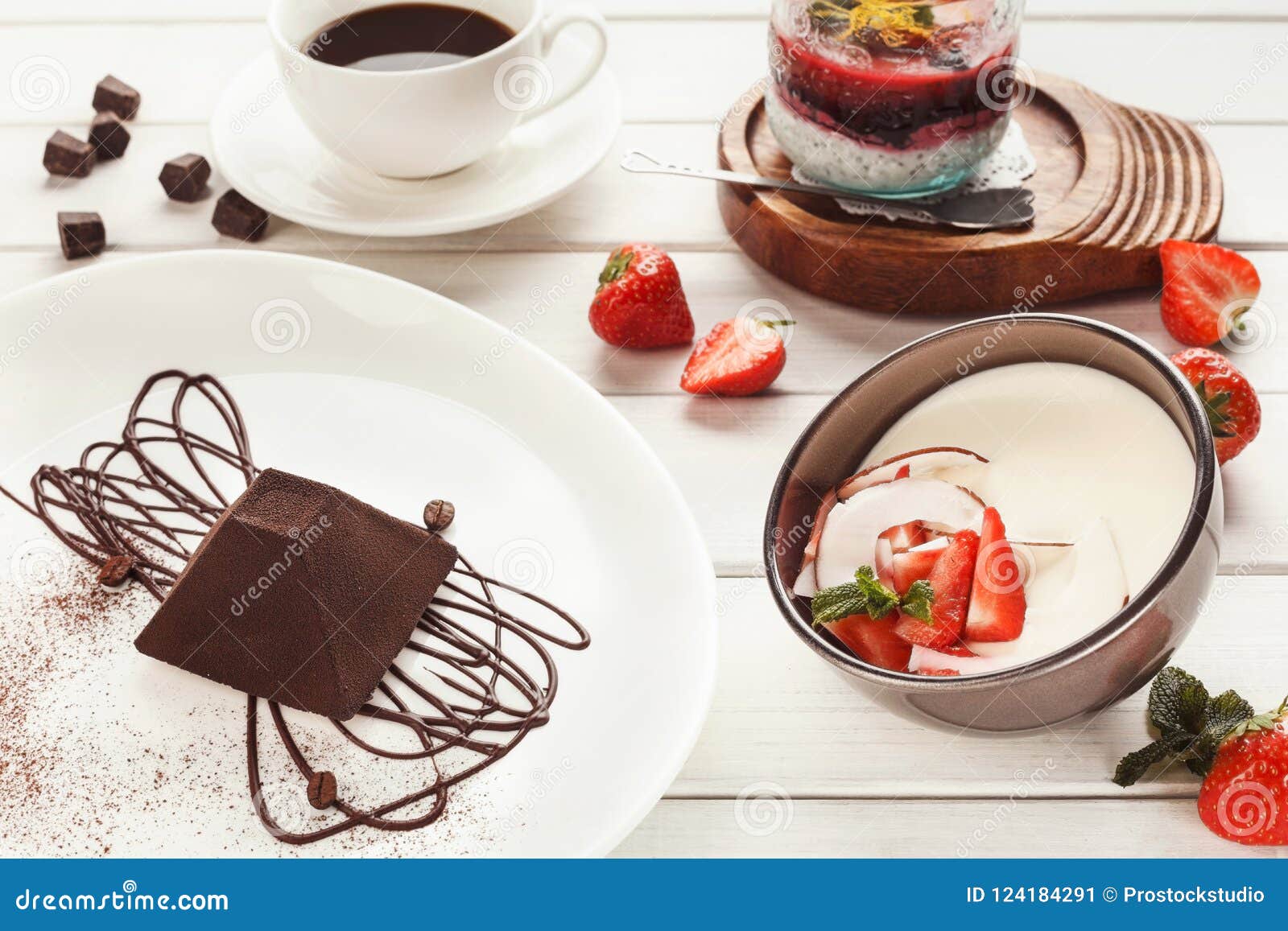 Surtido De Postres Modernos Del Restaurante Imagen de archivo - Imagen ...